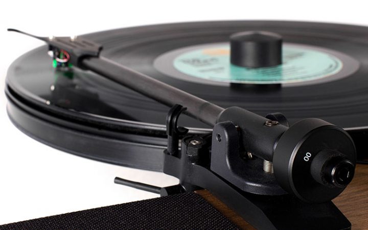 Going vertical – the Gramovox Floating Record Player | GadgetGuy