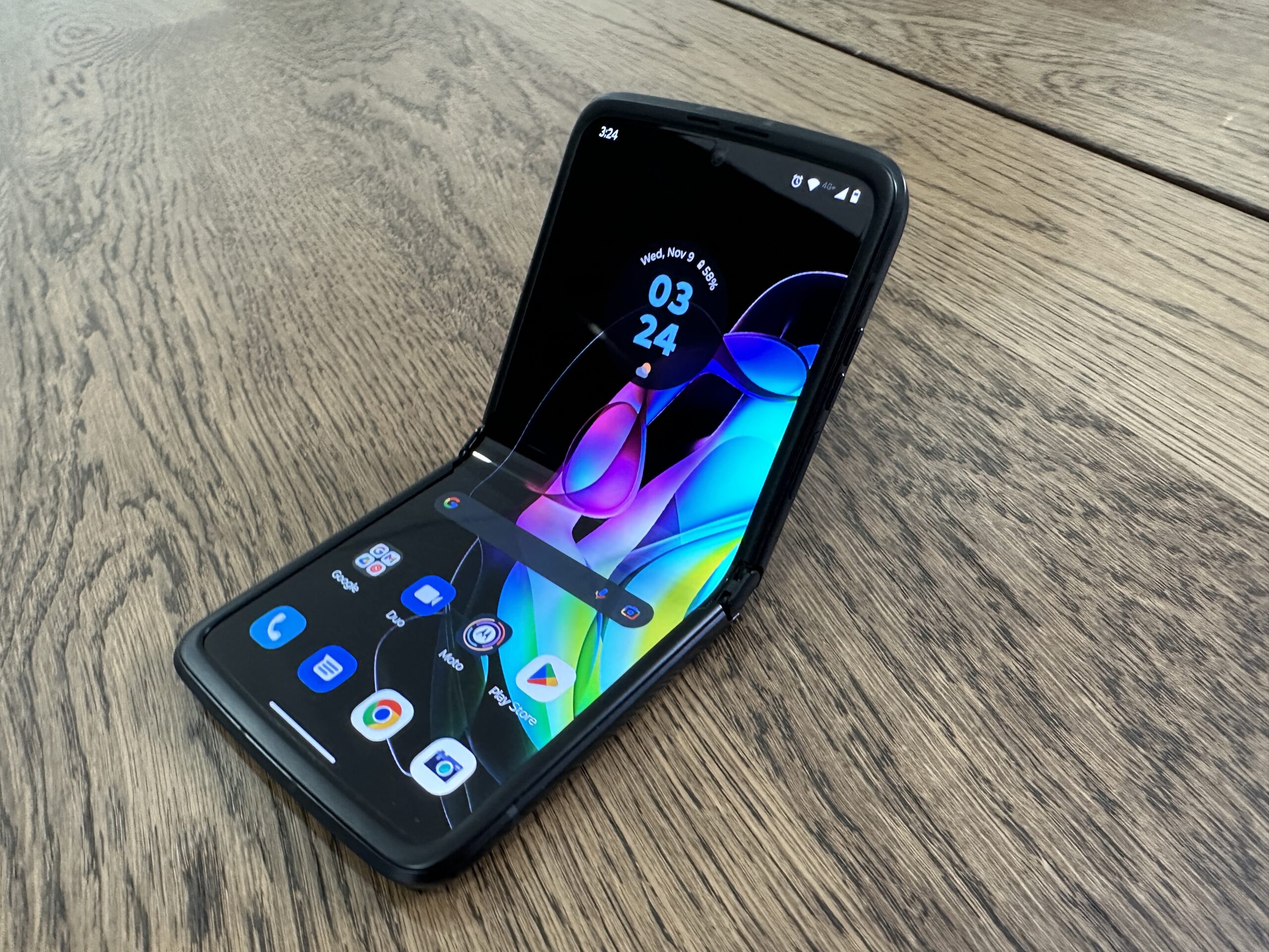 Motorola razr 2022 - foldable power in your pocket (review)