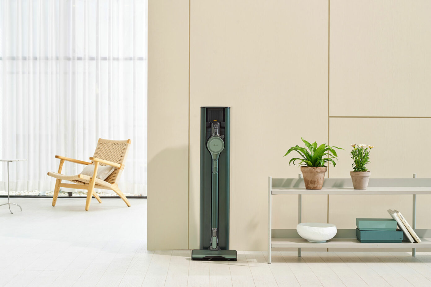 LG A9T-MAX CordZero device vacuums, mops, and cleans itself